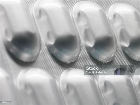 医薬品用アルミ製ブリスター パックの丸薬カプセル アルミニウムのストックフォトや画像を多数ご用意 アルミニウム カットアウト