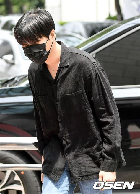 데이식스이븐 오브 데이 영케이수줍게 인사 사진