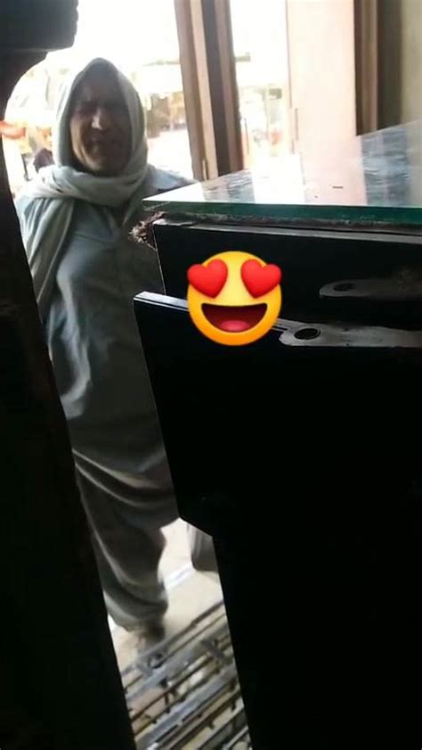 سعدیہ باجی بازار خالہ خوبصورت آواز میں قرآن پاک کی تلاوت کرتے ہوئے