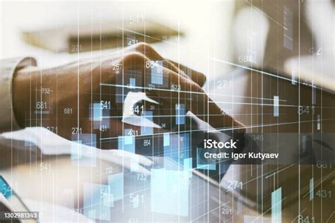 백그라운드 분석 및 분석 개념에 디지털 태블릿으로 작업하는 추상 그래픽 데이터 스프레드시트 스케치 및 손 작업의 다중 노출 컴퓨터 모니터에 대한 스톡 사진 및 기타 이미지