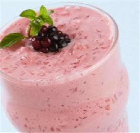 Prepara Un Smoothie De Zarzamora Coco Y Plátano Para Tener Un Día
