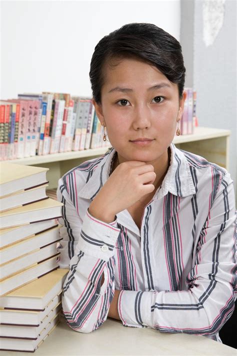 女老师肖像图片 坐在图书馆内的老师肖像素材 高清图片 摄影照片 寻图免费打包下载