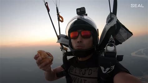 노력이 가상하십니다 ㅋㅋ 1300피트 상공에서 다이빙하며 밀리터리 버거 먹방하는 이근대위