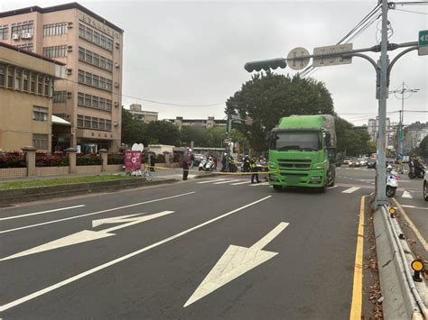 新北地檢門口！聯結車撞腳踏車 騎士捲輪下爆頭亡