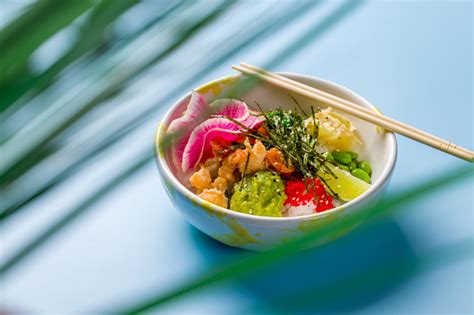 파란 배경에 새우 쌀 에다마메 토마토 아보카도 츄카 및 생강을 곁들인 찌르기 망고에 대한 스톡 사진 및 기타 이미지 망고