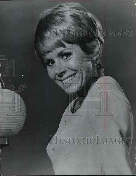 1967 Press Photo Judy Carne In Love On A Rooftop Mjx30800