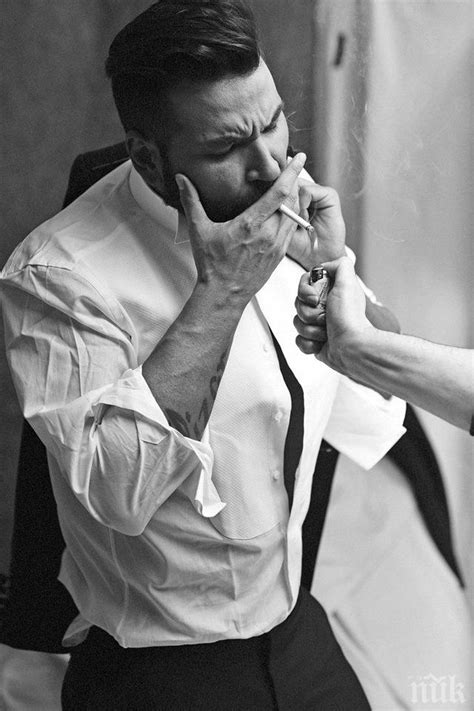 ПЪРВО В ПИК Азис изостави жена си и дъщеря си Звездата си събра