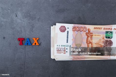 회색 시멘트 배경에 누워 5000 루블의 러시아 돈 지폐의 큰 스택 0명에 대한 스톡 사진 및 기타 이미지 0명 5천 루블 지폐 갈색 Istock