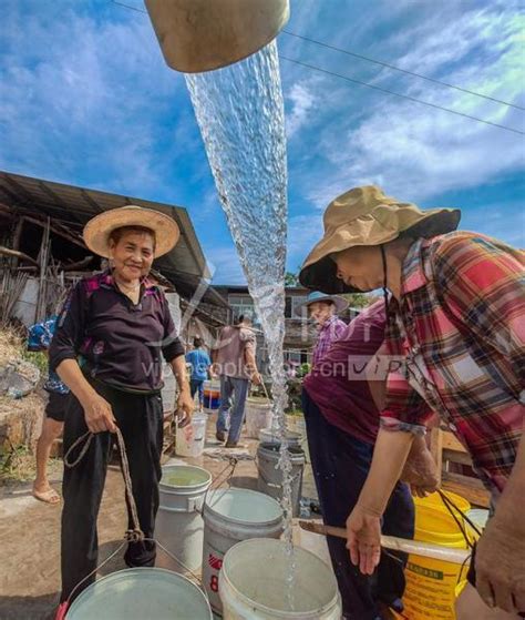 重庆：高温抗旱 送水入户解民忧 人民图片网