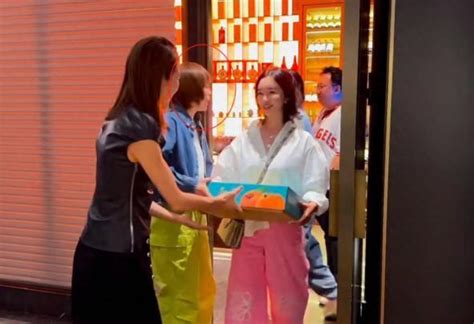 黄渤与老婆罕见同框，女方短发亮相很低调，夫妻俩曾恋爱13年