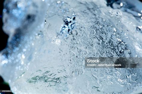 매크로 클로즈업에서 얼음은 차가운 배경을 배경으로 추상적인 패턴과 질감을 드러냅니다 얼음 서리와 물에서 태어난 금이 간 결정