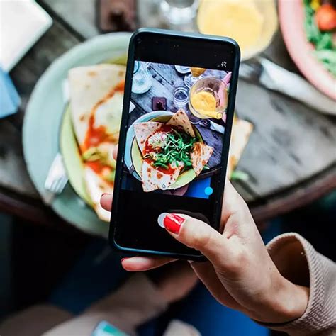 Scientists Issue Urgent Warning To Those Who Use Their Phone At The Dinner Table