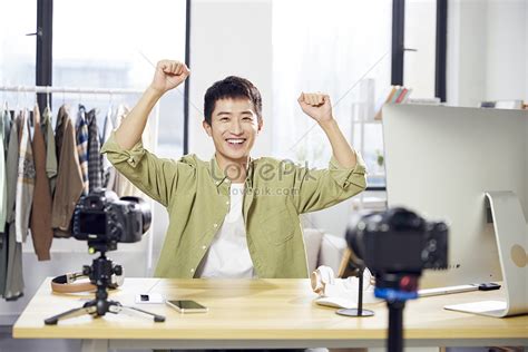 年輕男主播形象圖片素材 圖片尺寸8009 × 5342px 高清圖案501716067