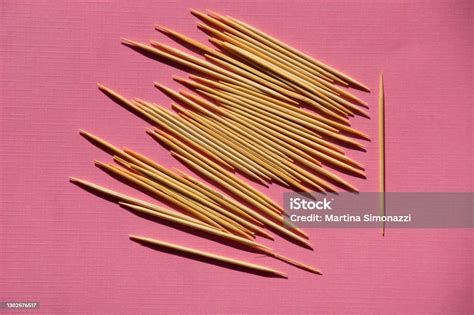 구강 위생 및 치아 청소 테마로 종이 포장없이 나무 치아 선택 가냘픈에 대한 스톡 사진 및 기타 이미지 가냘픈 갈색 개체