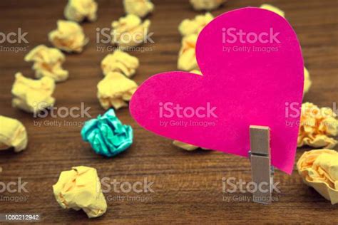 디자인 비즈니스 개념 빈 복사 텍스트 웹 배너 홍보 자료 템플릿 옷 핀 들고 핑크 하트 종이 구겨진 종이 아이디어 실수 재판까지 조롱 0명에 대한 스톡 사진 및 기타 이미지