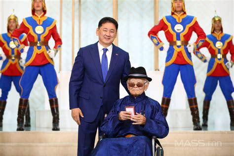 Цэрэг эх орны тухай шүлгийг хамгийн зөөлөн уянгалаг болгож бичсэн хүн бол миний аав гэж боддог