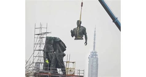 Има два варианта как да се разположат фигурите от Паметника на Съветската армия в Музея за