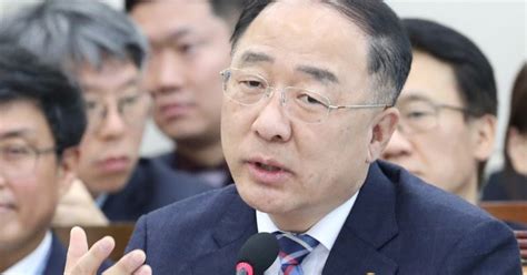 의원질의에 답변하는 홍남기 경제부총리