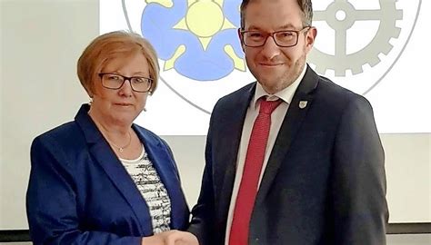 Vom Landrat Verpflichtet Karin Ecker Rückt Für Lothar Dietz In Den Kreistag Nach