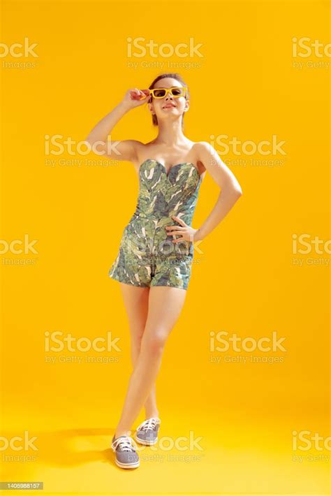 노란색 스튜디오 배경 위에 고립 된 포즈를 취하는 아름다운 어린 소녀의 전체 길이 초상화 18 19세에 대한 스톡 사진 및 기타 이미지 18 19세 감정 개성 개념