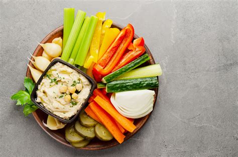 병아리콩과 올리브 오일을 얹은 야채 후무스 딥 디프 요리의 평평한 평신도 전망 건강한 식생활에 대한 스톡 사진 및 기타 이미지 건강한 식생활 고추류 그릇 Istock