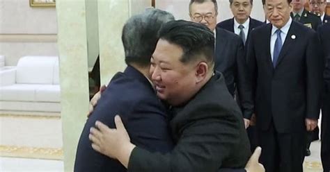 중국서열 3위와 세번 포옹한 김정은 “북·중 관계 새 장 쓸 것”