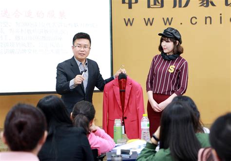 职业女性职场着装必备常识 新闻中心 形象礼仪网