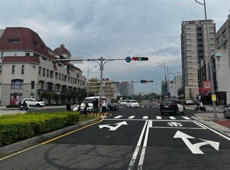 （警員被撞片）警員涉騎機車闖紅燈欲攔停違規機車 遭廂型車撞擊受傷
