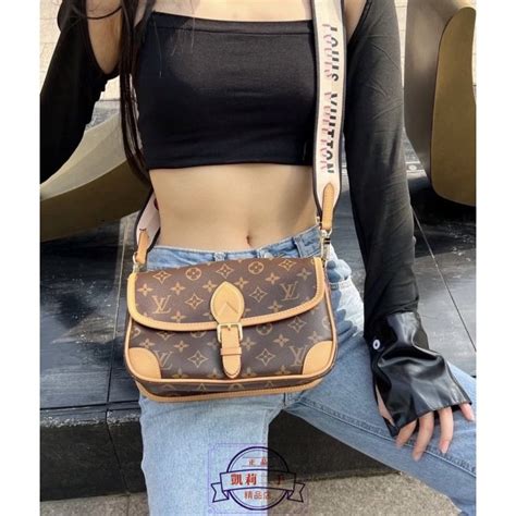【凱莉二手】lv 爆款 Diane 老花 刺繡 雙背帶 磁扣 腋下包 法棍包 M45985 現貨免運 Yahoo奇摩拍賣