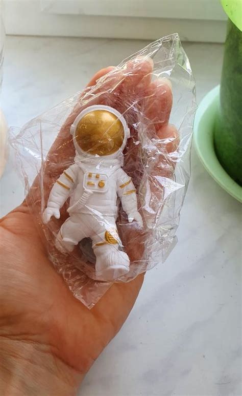 Фигурка космонавт — цена 299 грн в каталоге Статуэтки Купить товары для дома и быта по доступной