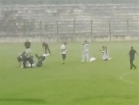 Jogador de futebol morre ao ser atingido por descarga elétrica