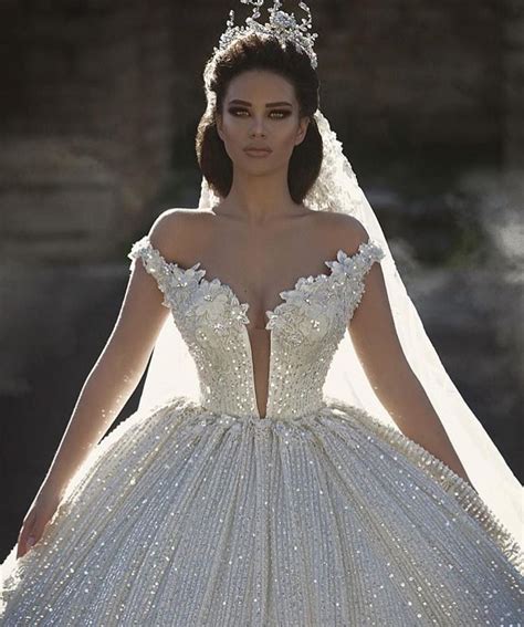 Plunging Neckline Bridal Gown Com Imagens Vestidos De Noiva