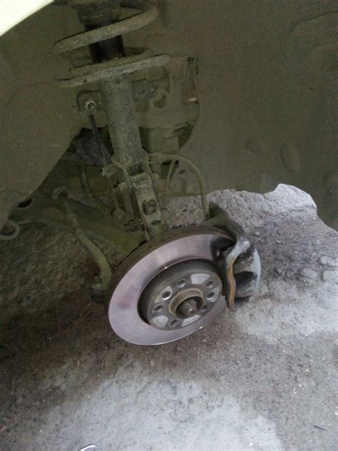 Замена передних тормозных колодок. — Renault Kangoo (2G), 1,5 л, 2009 ...