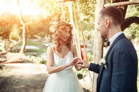 아름다움 신부와 잘생긴 신랑 입고 서로 반지 웨딩 커플 결혼식에 흰색 드레스에 아름 다운 모델 소녀입니다 남자 양복입니다 여성 및 남성 초상화입니다 귀여운 여자와 남자 2