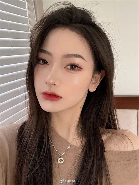 黑发造型亚洲美女头像