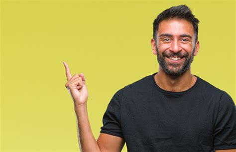 Kameraya Bakarak Yan El Ve Parmak Ile Işaret Eden Yetişkin İspanyol