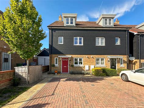 4 Bed Semi Detached House For Sale In Woods Edge Rainham Gillingham