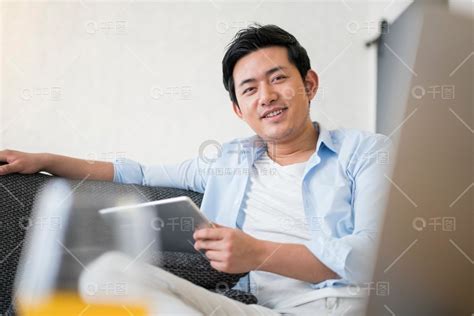 白天高清图片 一个年轻男人的休闲生活 人像图片免费下载 格式 7952像素 编号44197491 千图网