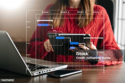 프로젝트 관리자 작업 및 마일스톤 진행 계획 및 Gantt 차트 일정 다이어그램으로 작업을 업데이트합니다비즈니스 트램 작업 개념에 대한 스톡 사진 및 기타 이미지 Istock