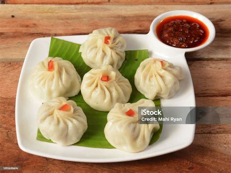 치킨 스팀 모모 네팔 전통 요리 모모는 닭고기로 박제 한 다음 요리하고 소박한 나무 배경 선택 적 초점 위에 소스와 함께 제공