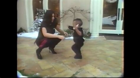 Photo Kim Kardashian Observant Son Fils Saint An En Train De Faire Ses Premiers Pas Dans