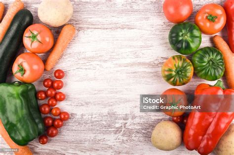 텍스트 또는 이미지를위한 공간을 남겨 두기 위해 배치 맛있는 신선하고 건강한 생 야채의 상단보기 소박한 흰색 나무 배경입니다