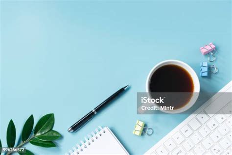 상위 뷰 키보드 노트북 펜 종이 클립 또는 파란색 배경에 사무실 공급 개념에 대 한 개체 책상에 대한 스톡 사진 및 기타 이미지 Istock