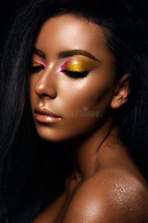 Retrato De Una Mujer Africana Joven Sensual Foto De Archivo Imagen De Cosm Ticos Rizado