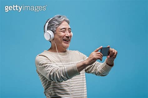 노인남자 성인남자 멋 컨셉 액티브시니어 스마트폰 이어폰 미소 듣기 감각사용 헤드폰 오디오장비 이미지