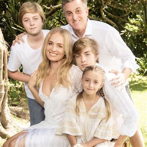 Luciano Huck Se Declara à Família Com Foto De Angélica E Os 3 Filhos