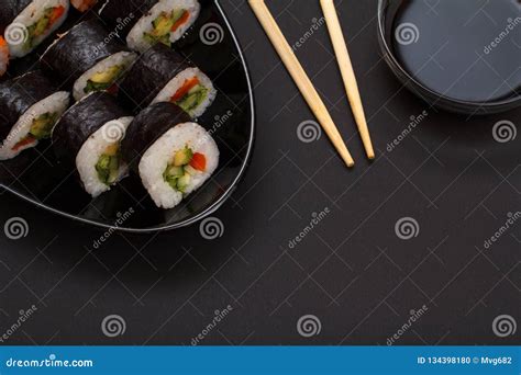 Rollos De Sushi En Hojas De Alga Marina Del Nori Y Salsa De Soja En
