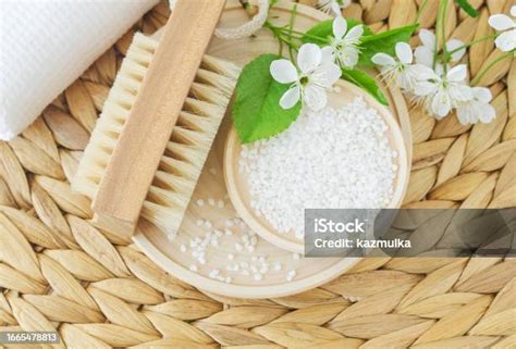 엡솜 목욕 소금과 천연 강모가 있는 나무 마사지 풋 브러시 친환경 세면 용품 세트 자연 미용 치료 페디큐어 스킨 케어 또는 제로 웨이스트 개념 선택적 초점 페디큐어에 대한