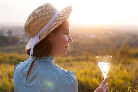 Una Mujer Vestida De Azul Se Sienta En Un Picnic En Un Parque Con Vista