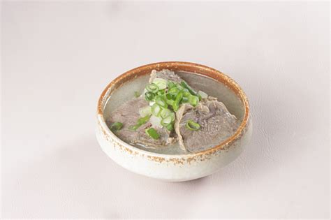 쇠고기 뼈 수프 또는 설릉탕은 한국의 유백색 쇠고기 뼈 수프입니다 0명에 대한 스톡 사진 및 기타 이미지 0명 건강한 생활방식 건강한 식생활 Istock